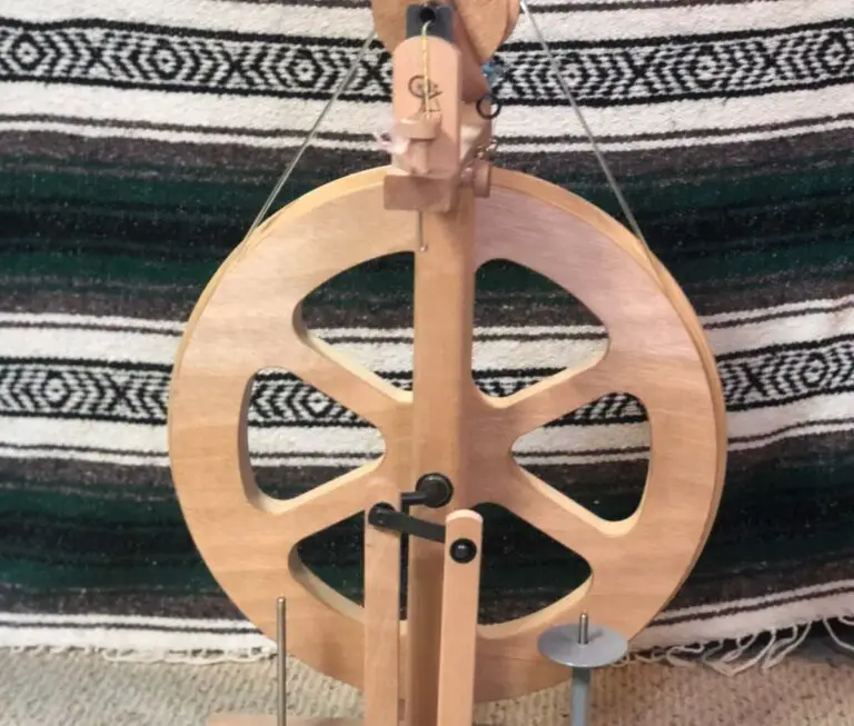 How Does a Spinning Wheel Work? (How it Turns Fluff into Yarn ...