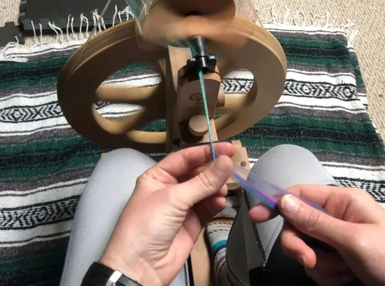 How to Use a Spinning Wheel (5 Simple Steps to Make Yarn) – Yarn Hustler