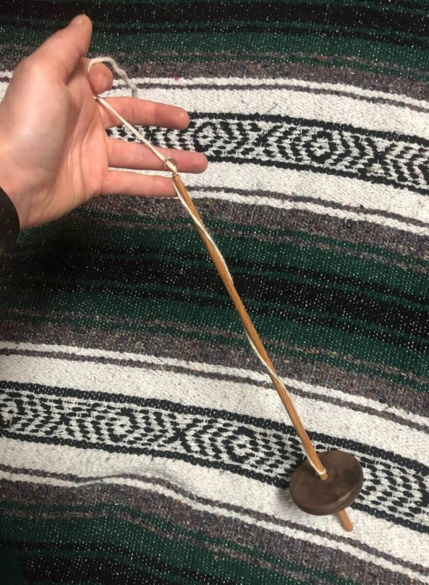 How to Use a Spindle (Start Making Yarn in 5 Easy Steps) – Yarnhustler