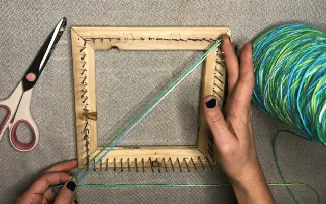 How to Make a Pin Loom: 5 Easy Pin Loom Projects – Yarnhustler