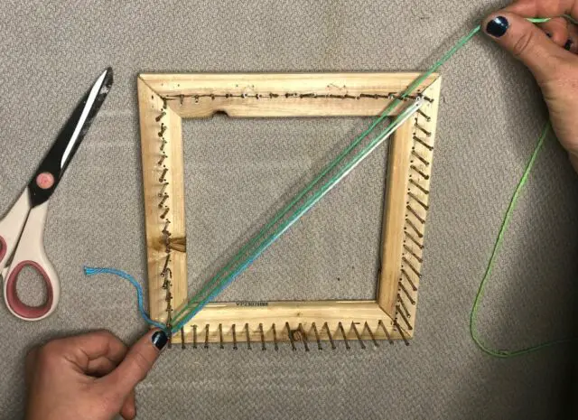 How to Make a Pin Loom: 5 Easy Pin Loom Projects – Yarnhustler