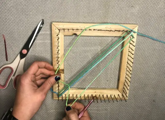 How to Make a Pin Loom: 5 Easy Pin Loom Projects – Yarnhustler